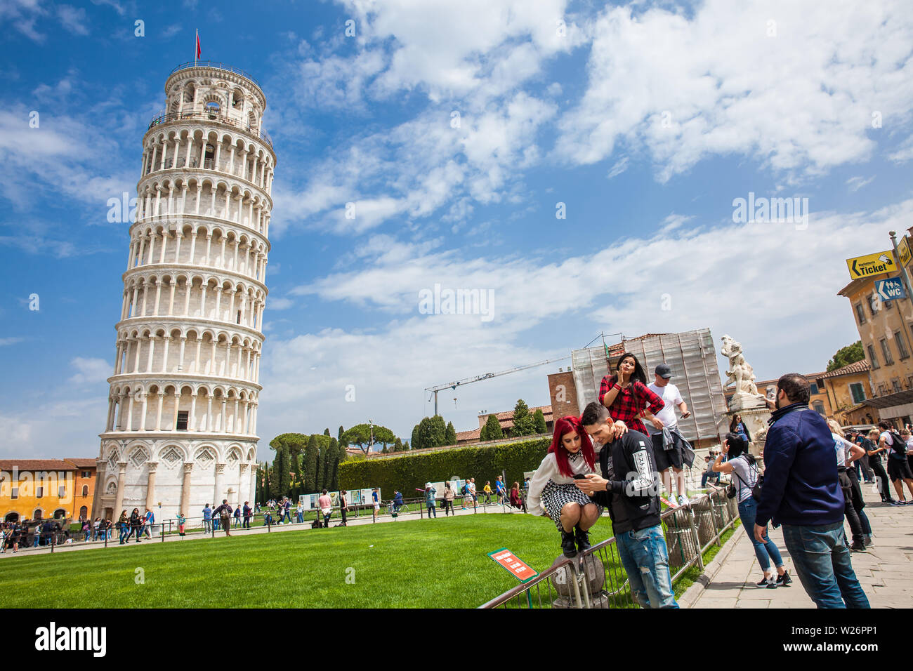 People posing leaning tower pisa hi-res stock photography and images ...