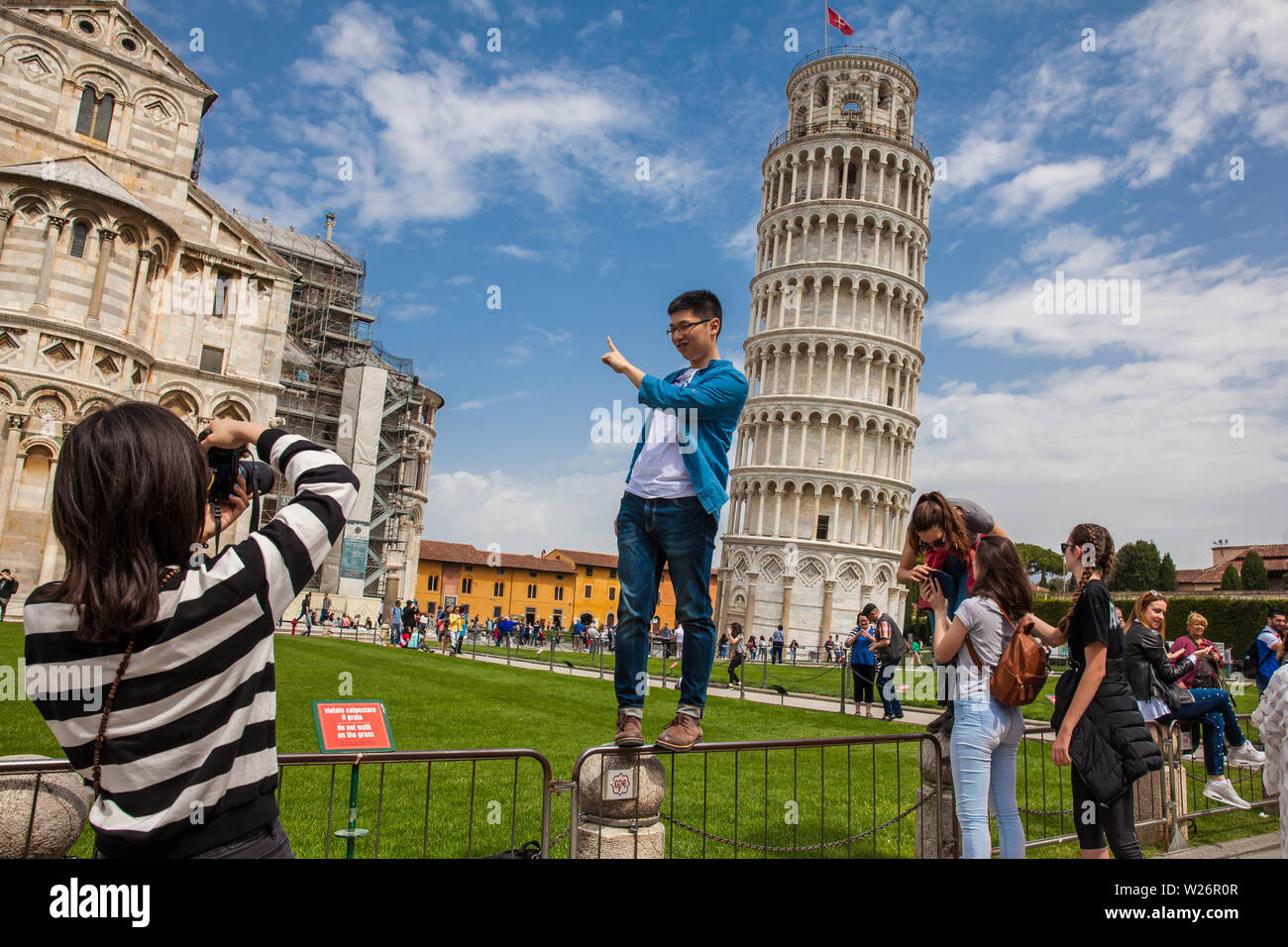 People posing leaning tower pisa hi-res stock photography and images ...