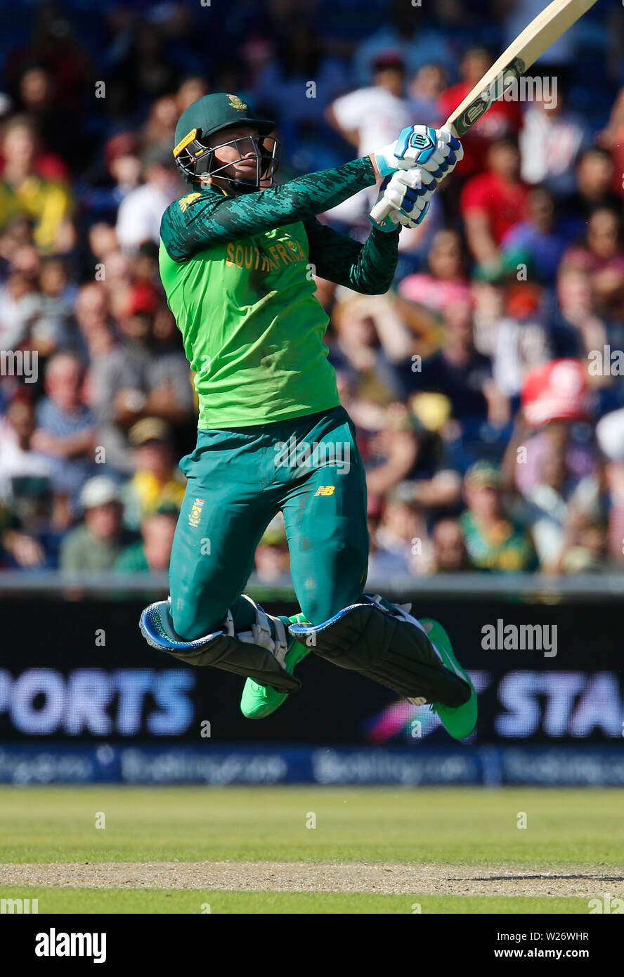 100 ball cricket hi-res stock photography and images - Alamy