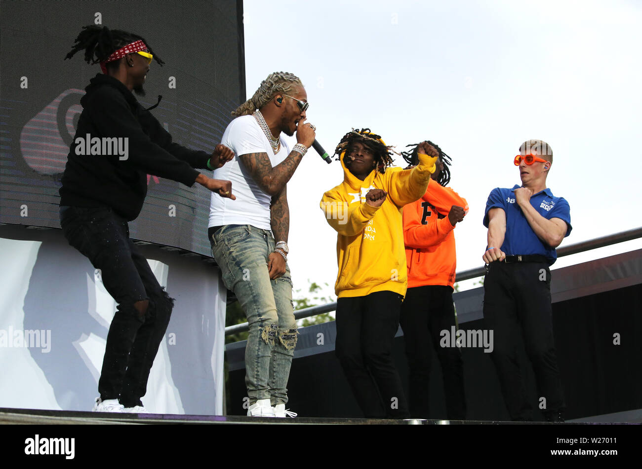 Future and his dancers dance with a security guard during their ...