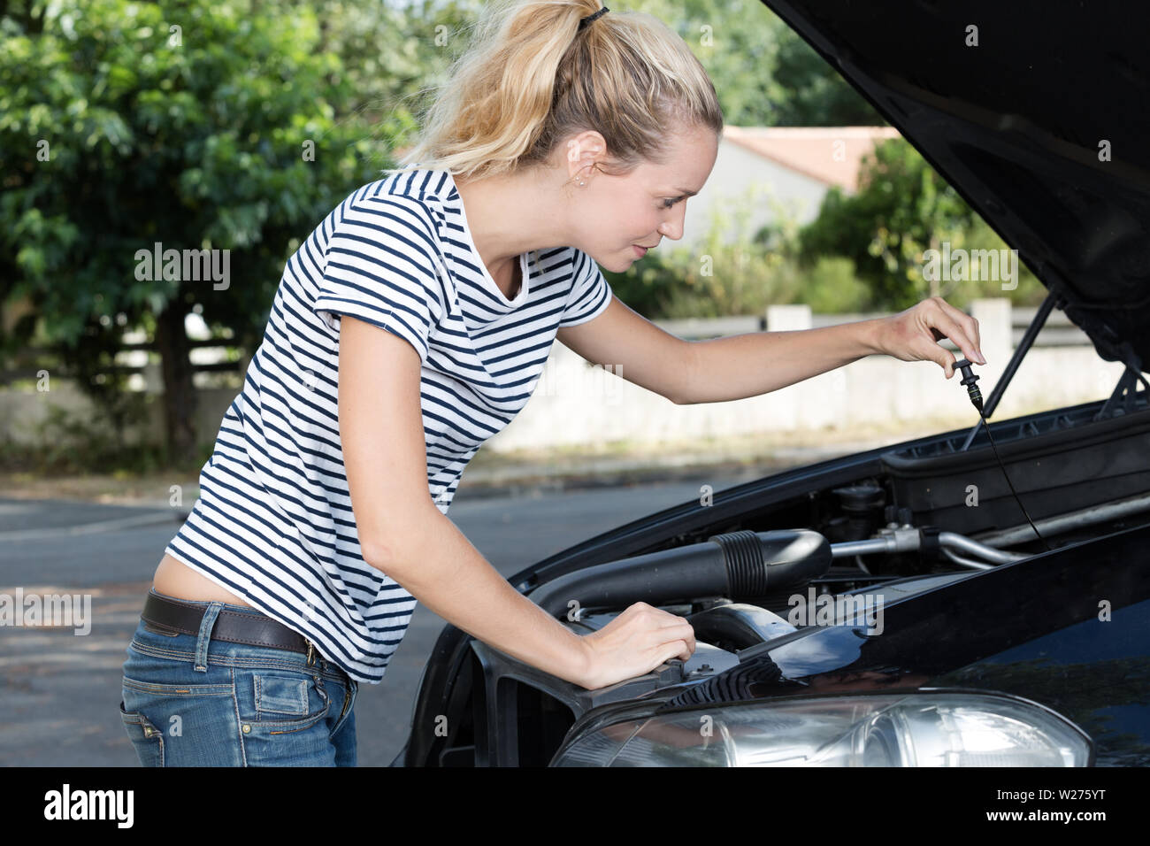 woman fixing a car alone Stock Photo - Alamy