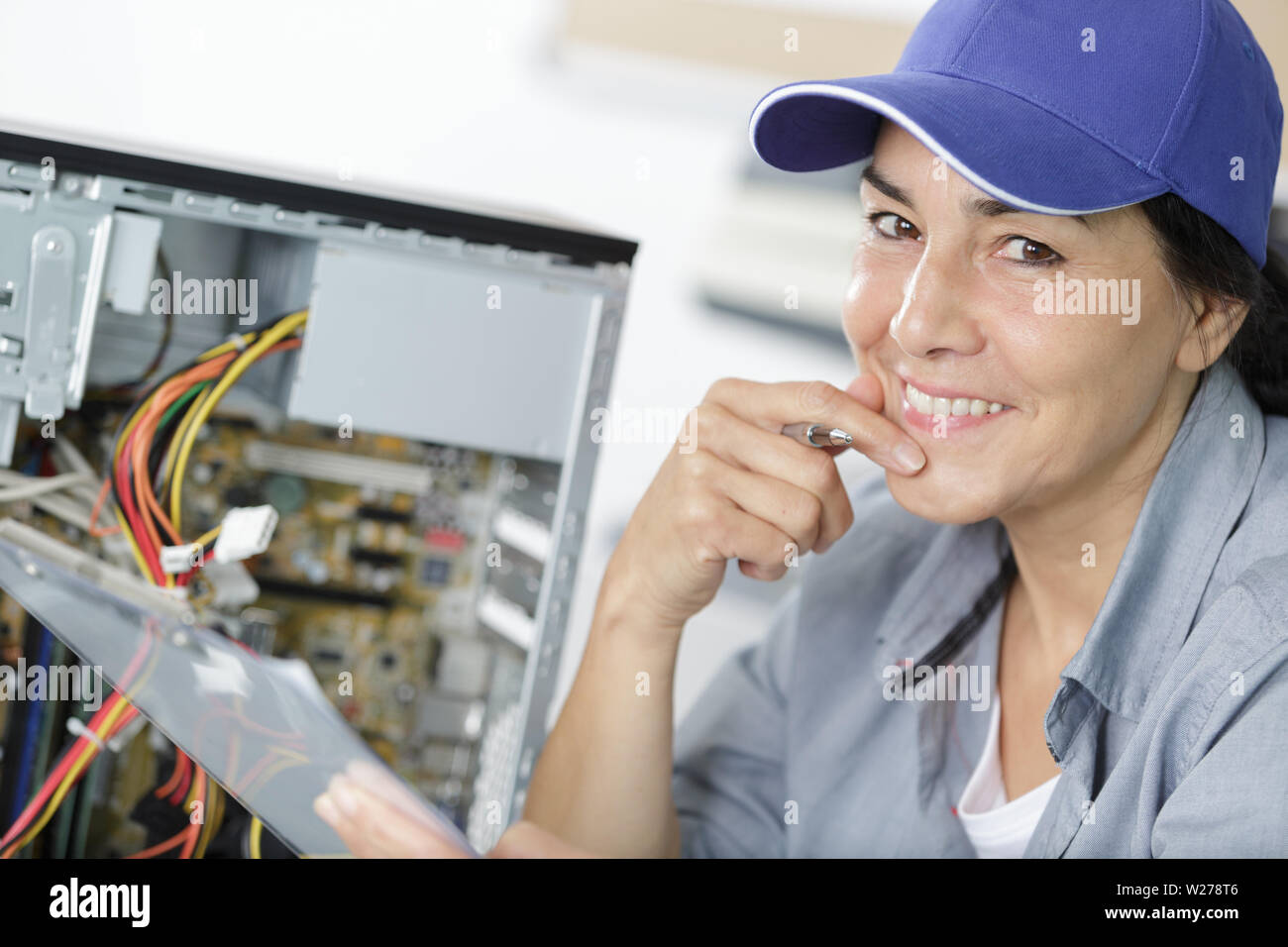 happy mature female pc technician Stock Photo - Alamy