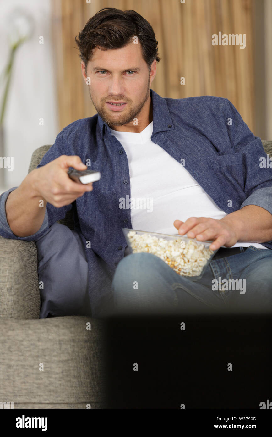 Man changing tv channel hi-res stock photography and images - Alamy