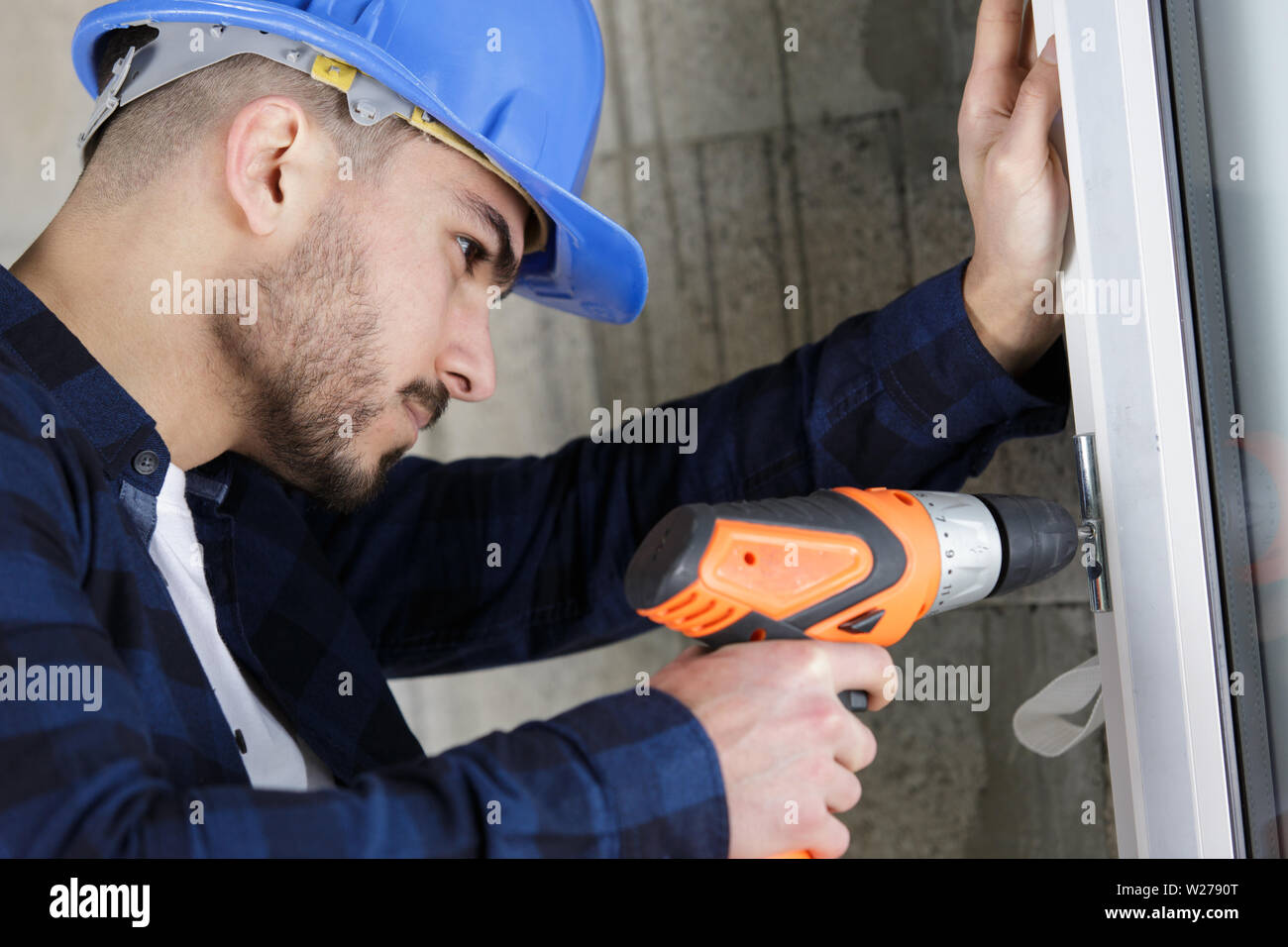 construction worker using a power screwdriver Stock Photo - Alamy