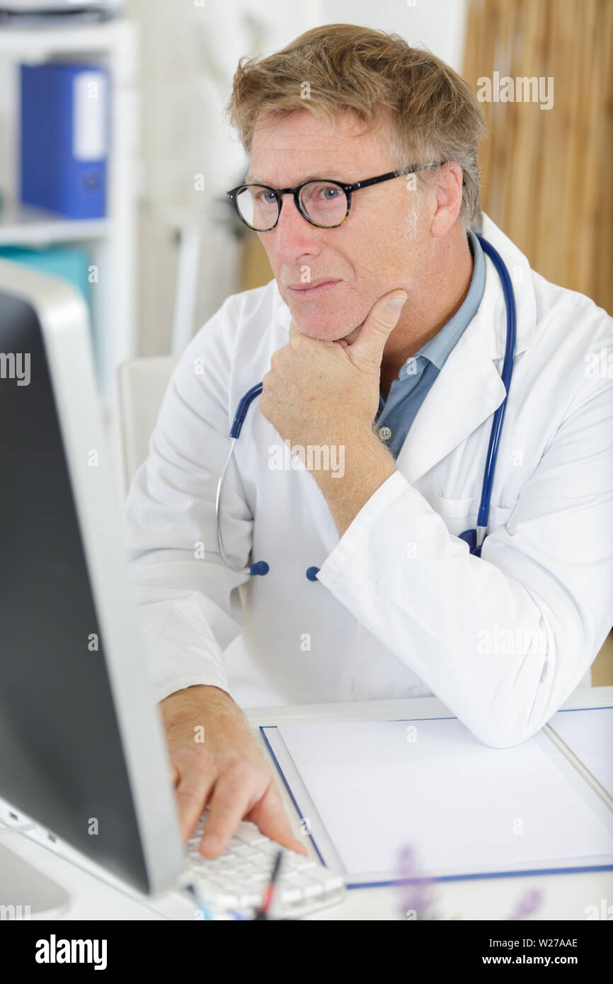 a doctor using a pc Stock Photo - Alamy