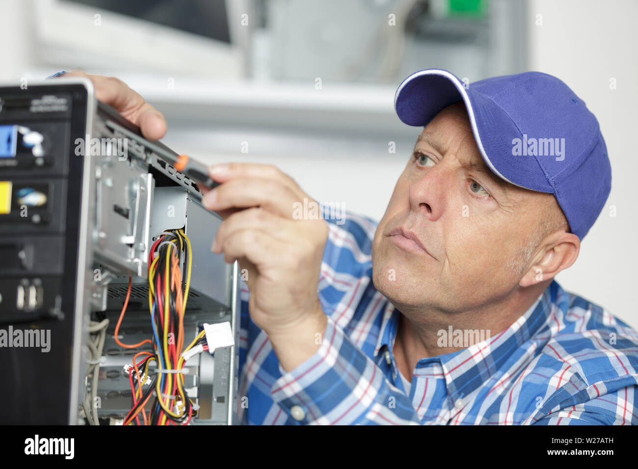 a man fixing his pc Stock Photo - Alamy