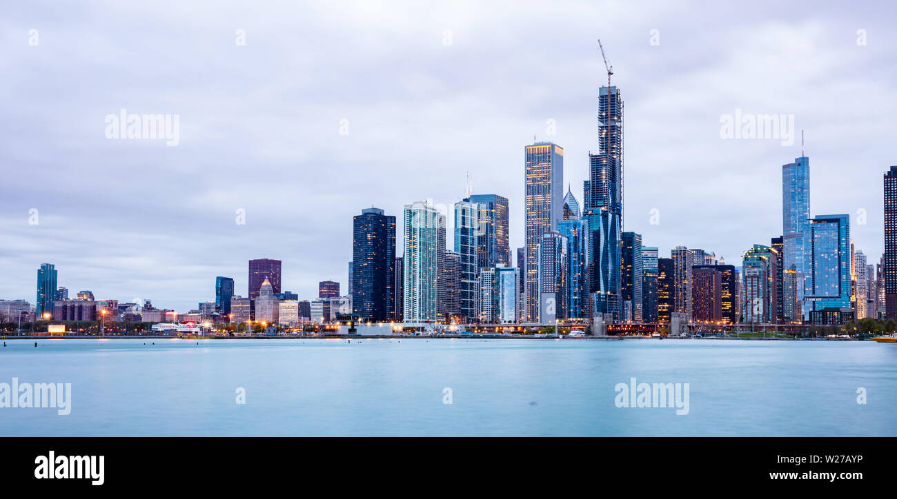 Chicago Illinois skyline, sunset time. Panoramic view of Chicago city ...