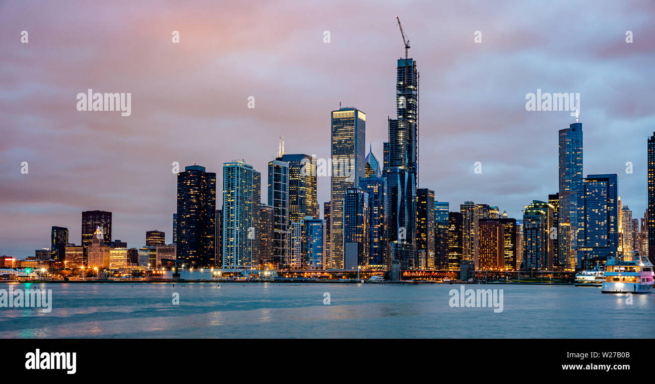 Chicago Illinois skyline, sunset time. Panoramic view of Chicago city ...