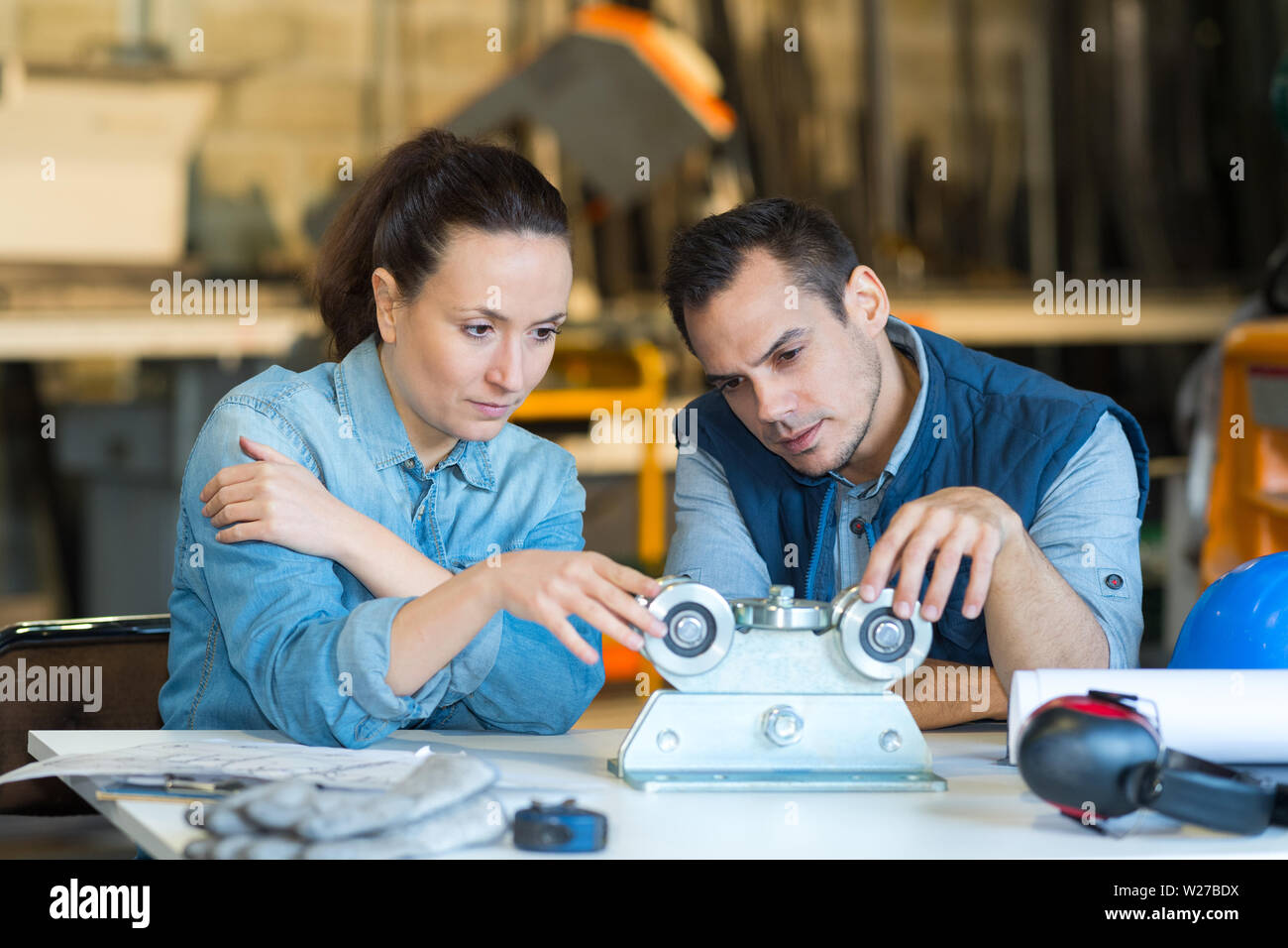 Simple machine pulley hi-res stock photography and images - Alamy