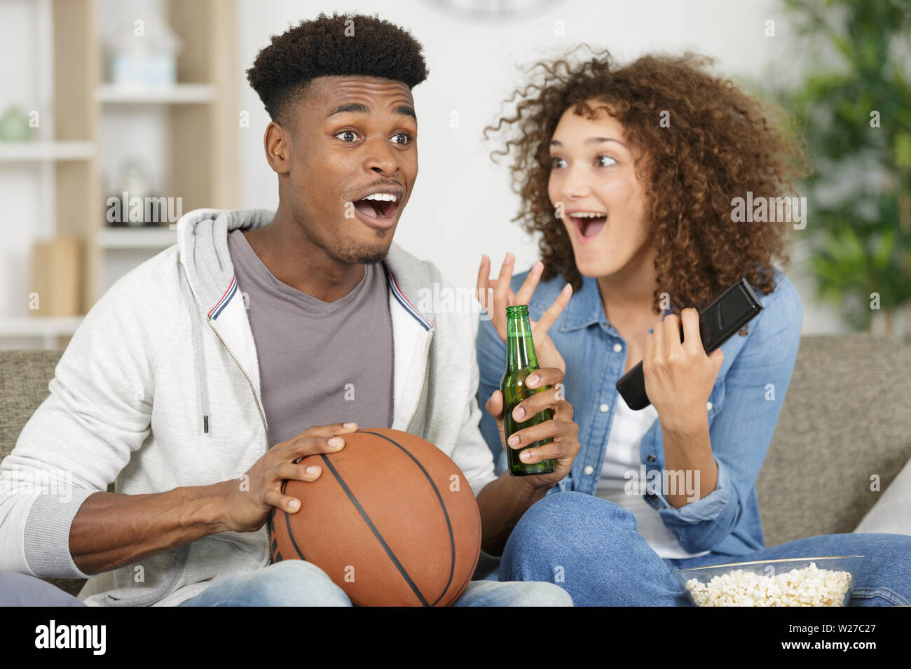 Basketball girl fan hi-res stock photography and images - Alamy