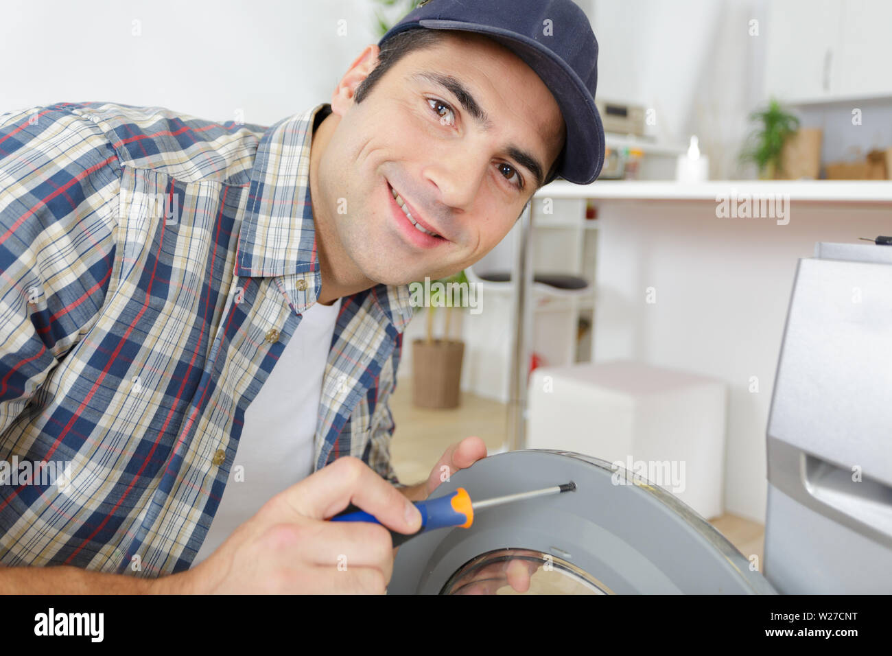 Man fixing washing machine hi-res stock photography and images - Alamy