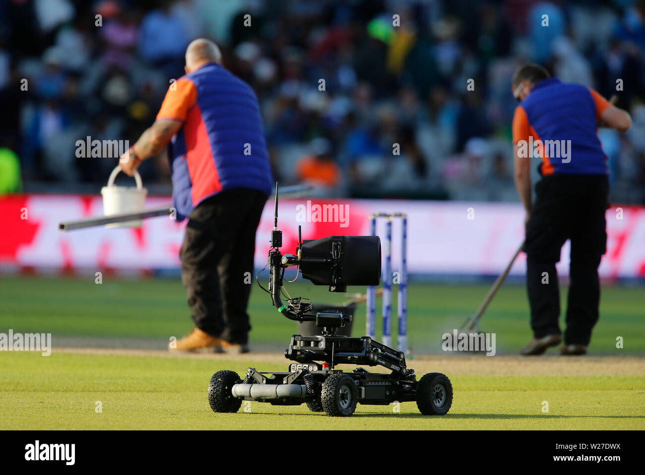 Ground staff work on pitch hi-res stock photography and images - Alamy