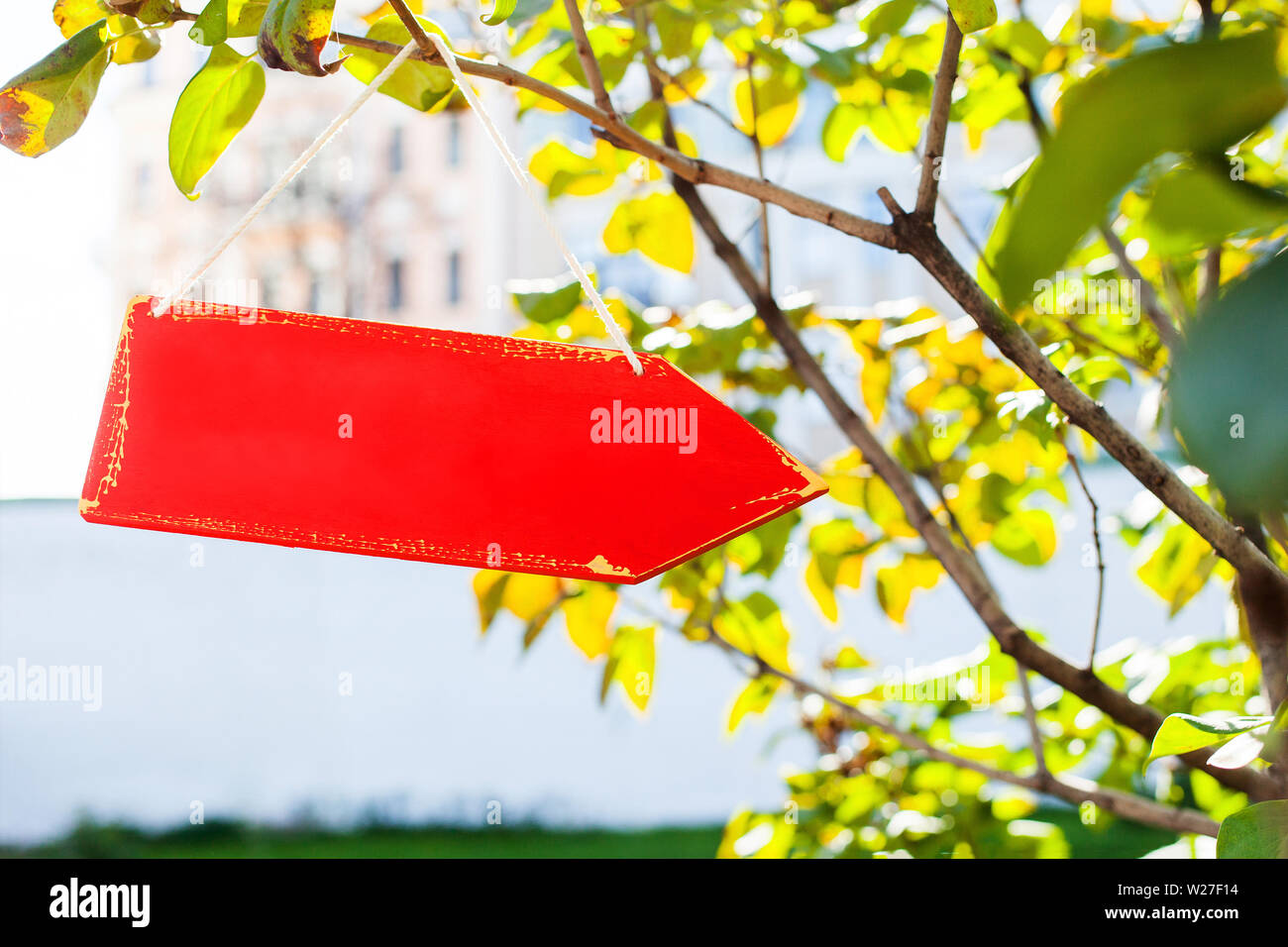 Red empty signpost pointing to the right Stock Photo - Alamy