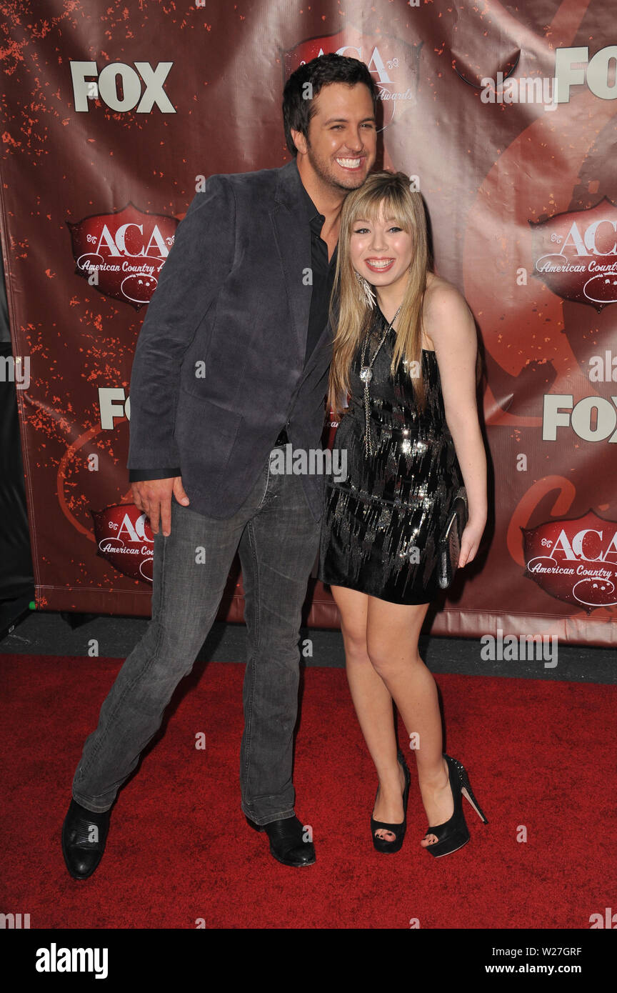 LAS VEGAS, NV. December 06, 2010: Luke Bryan & Jennette McCurdy at the ...