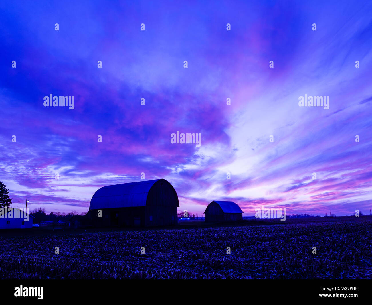 Sunset around barns hi-res stock photography and images - Alamy