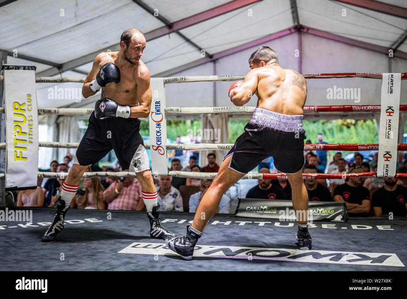 Abdulaweh Alshawa (r.) Fighting with Dmytro Kostenko. GES/Sports/Boxing/Open Air Boxing ...