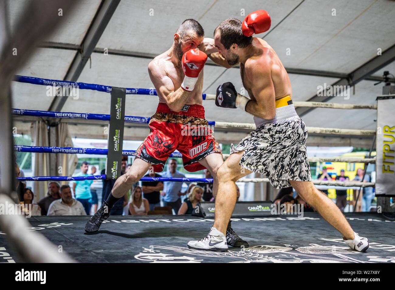 Berat Aliu (in red) in the fight with Valentyn Zbrozhek (schwraz/Weiss ...