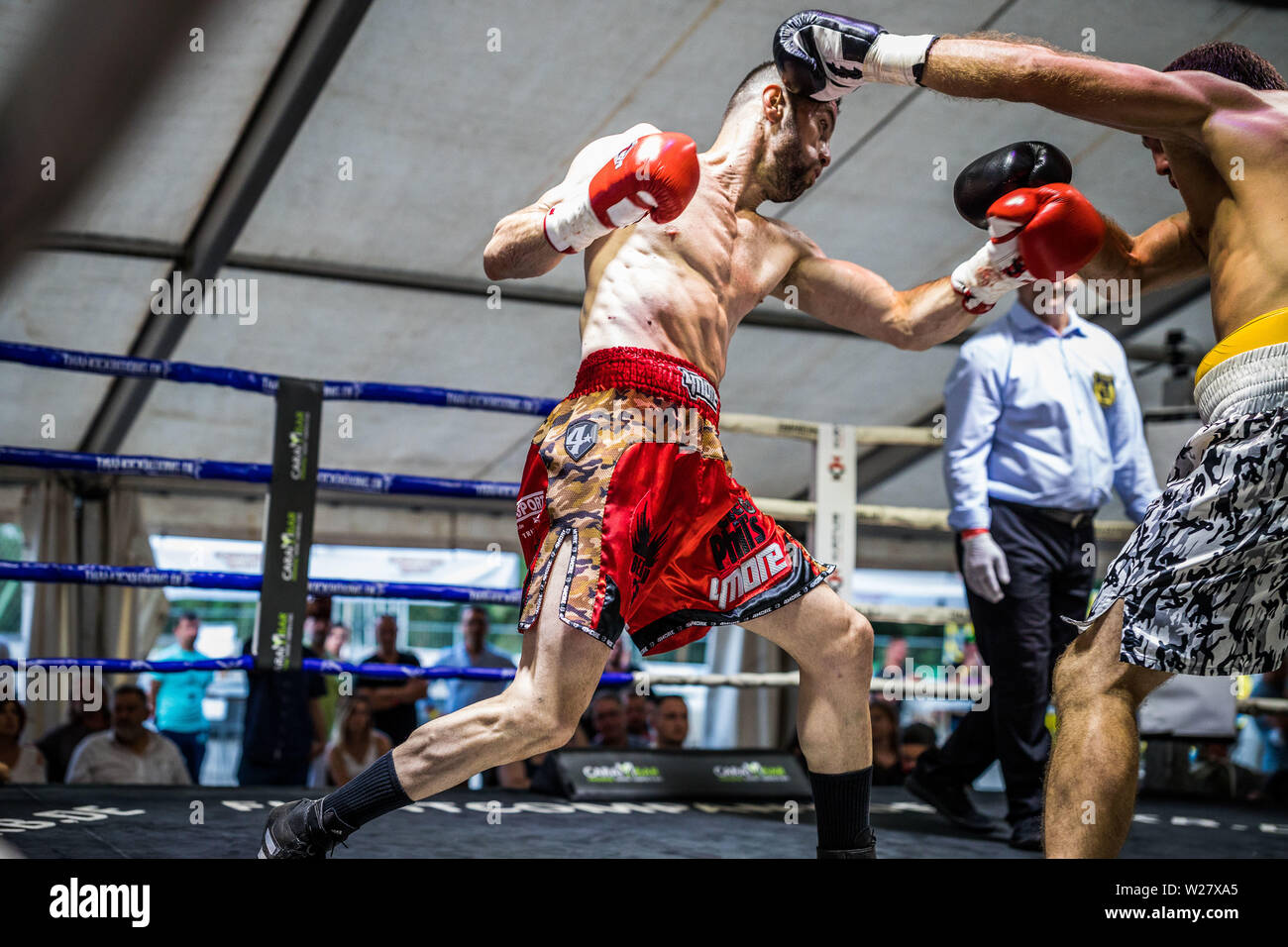 Berat Aliu (in red) in the fight with Valentyn Zbrozhek (schwraz/Weiss ...