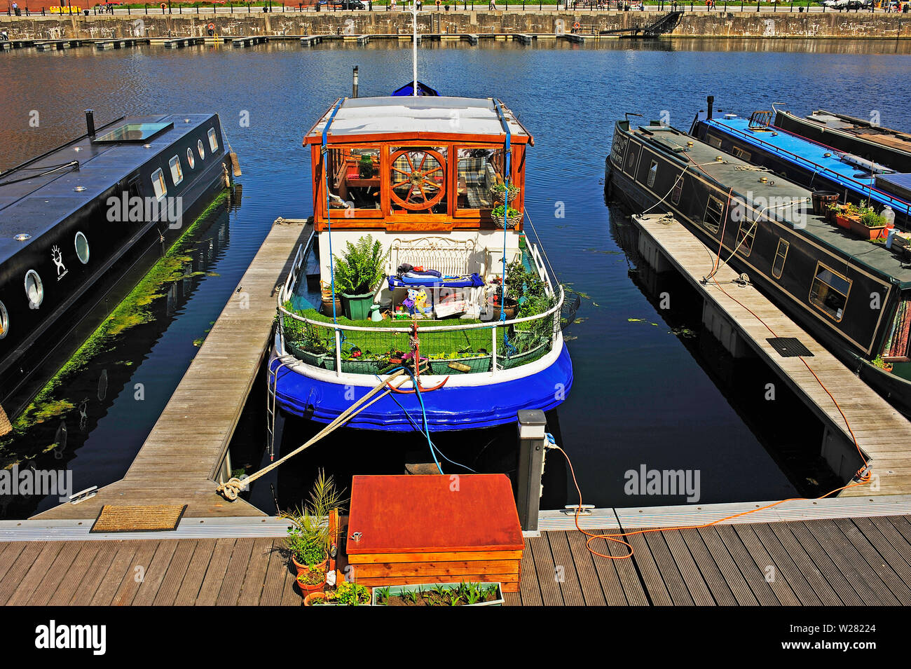 Albert dock liverpool barge hi-res stock photography and images - Alamy