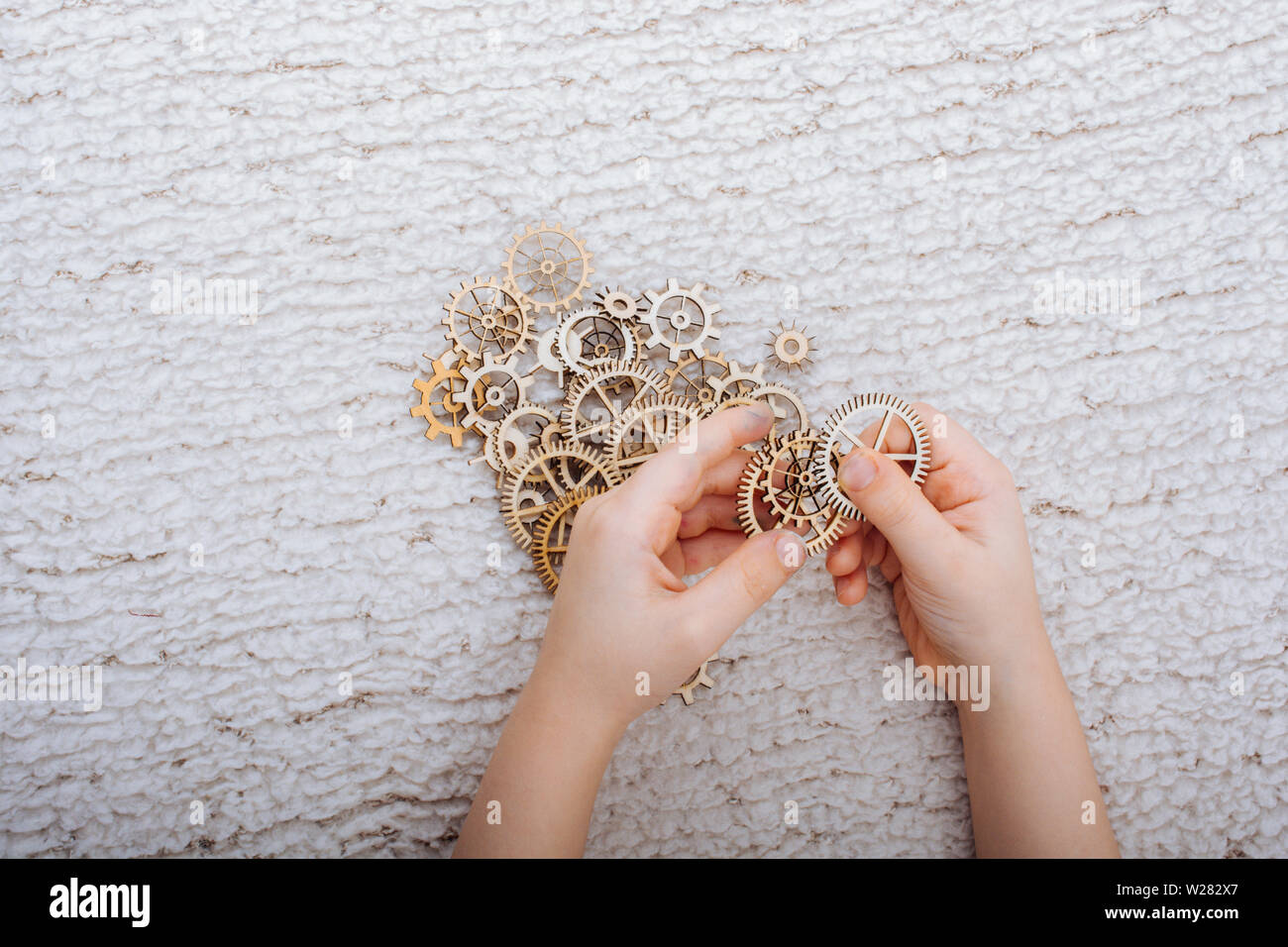 Hand holding gear wheels as the concept of mechanism Stock Photo - Alamy