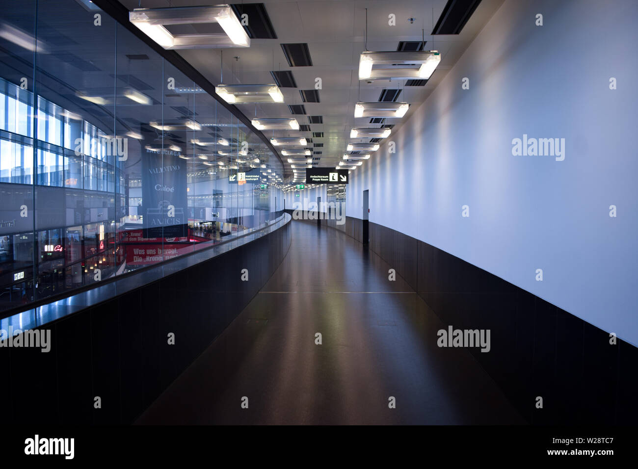 Airport building interior hi-res stock photography and images - Alamy