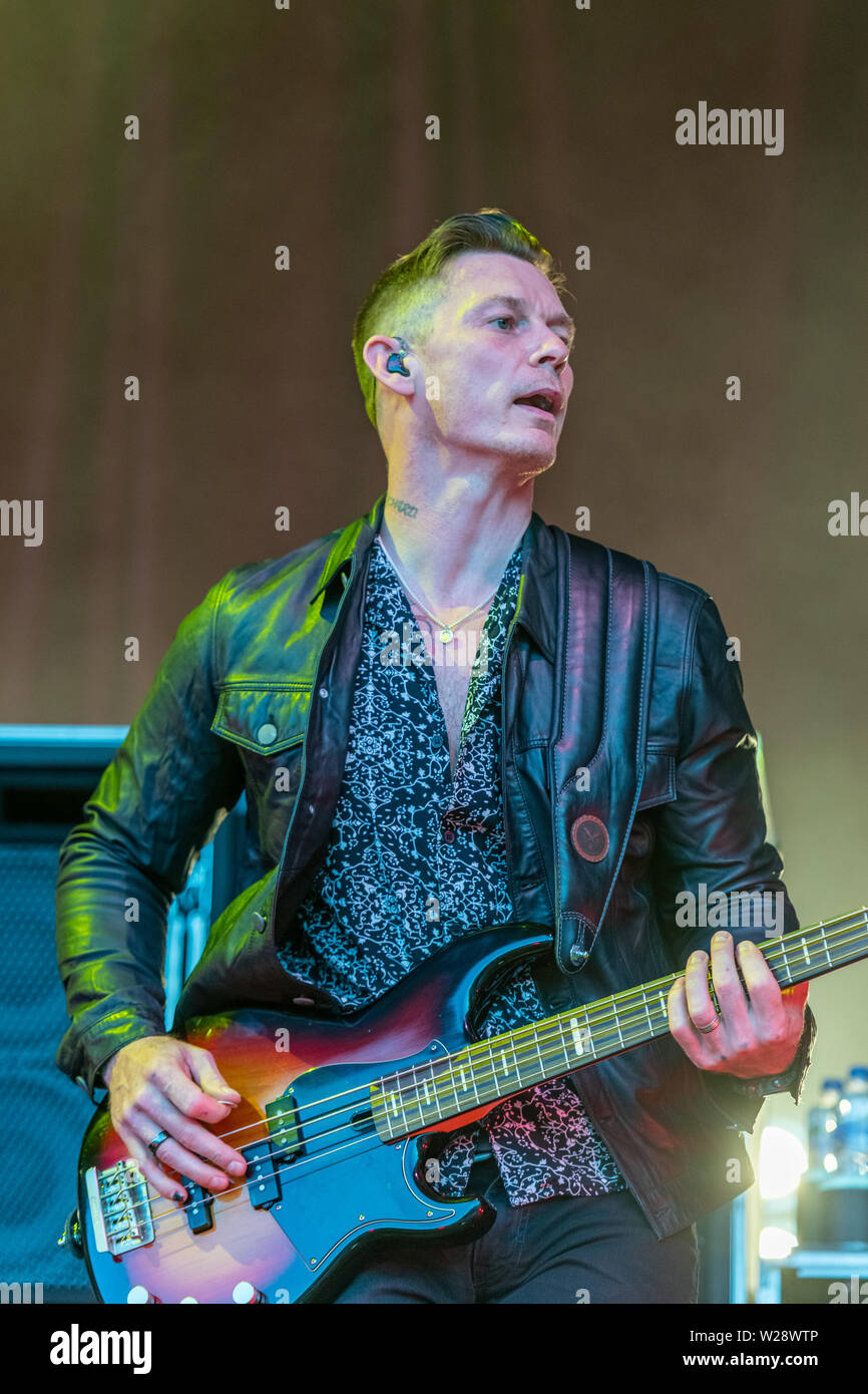 Richard Jones from Welsh Rock band Stereophonics performs on stage in ...