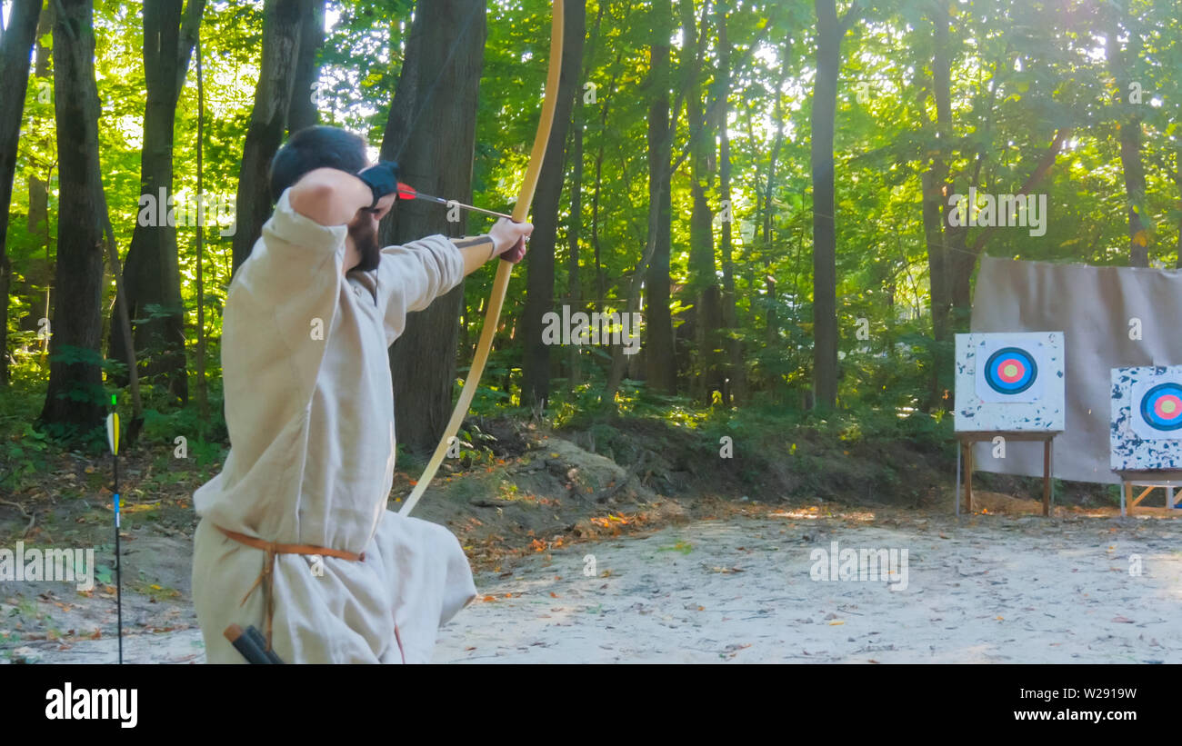 Archer pose hi-res stock photography and images - Alamy