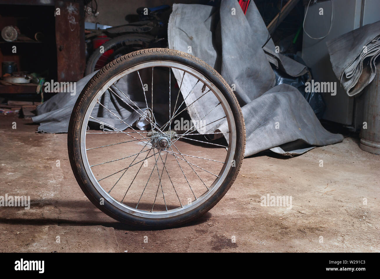 Messy garage workbench hi-res stock photography and images - Alamy