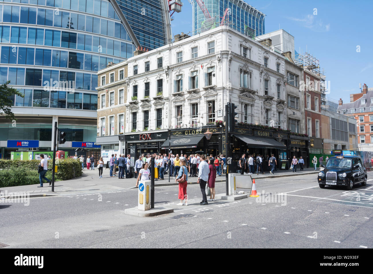 People relaxing at lunchtime outside the Globe public house, Moorgate ...