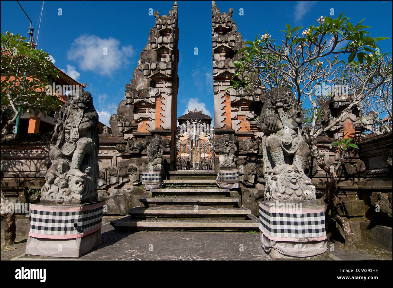 Balinese gate guardian hi-res stock photography and images - Alamy