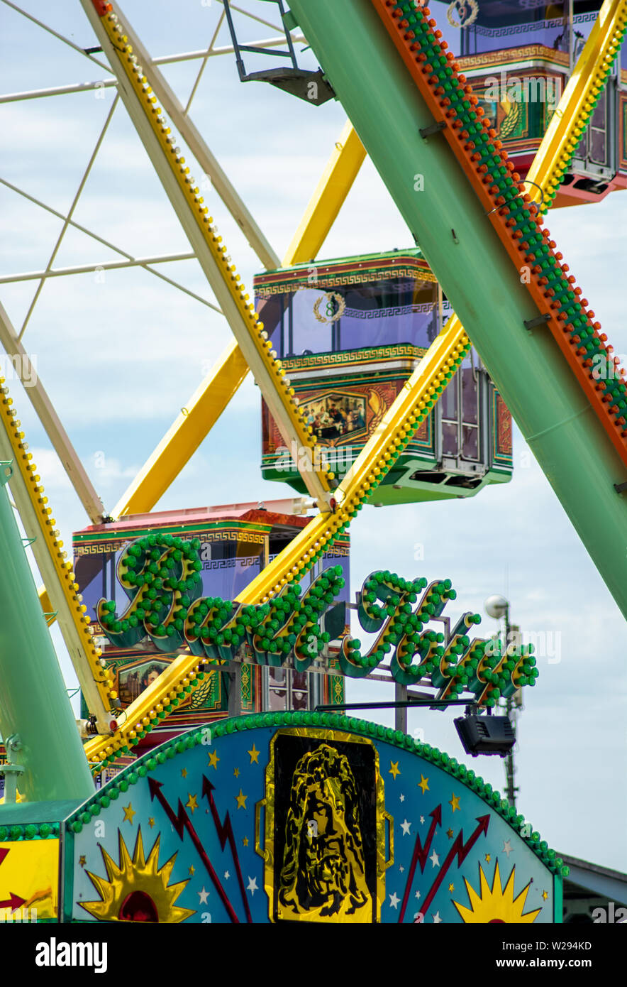 Concept funfair : Ferris wheel Stock Photo - Alamy