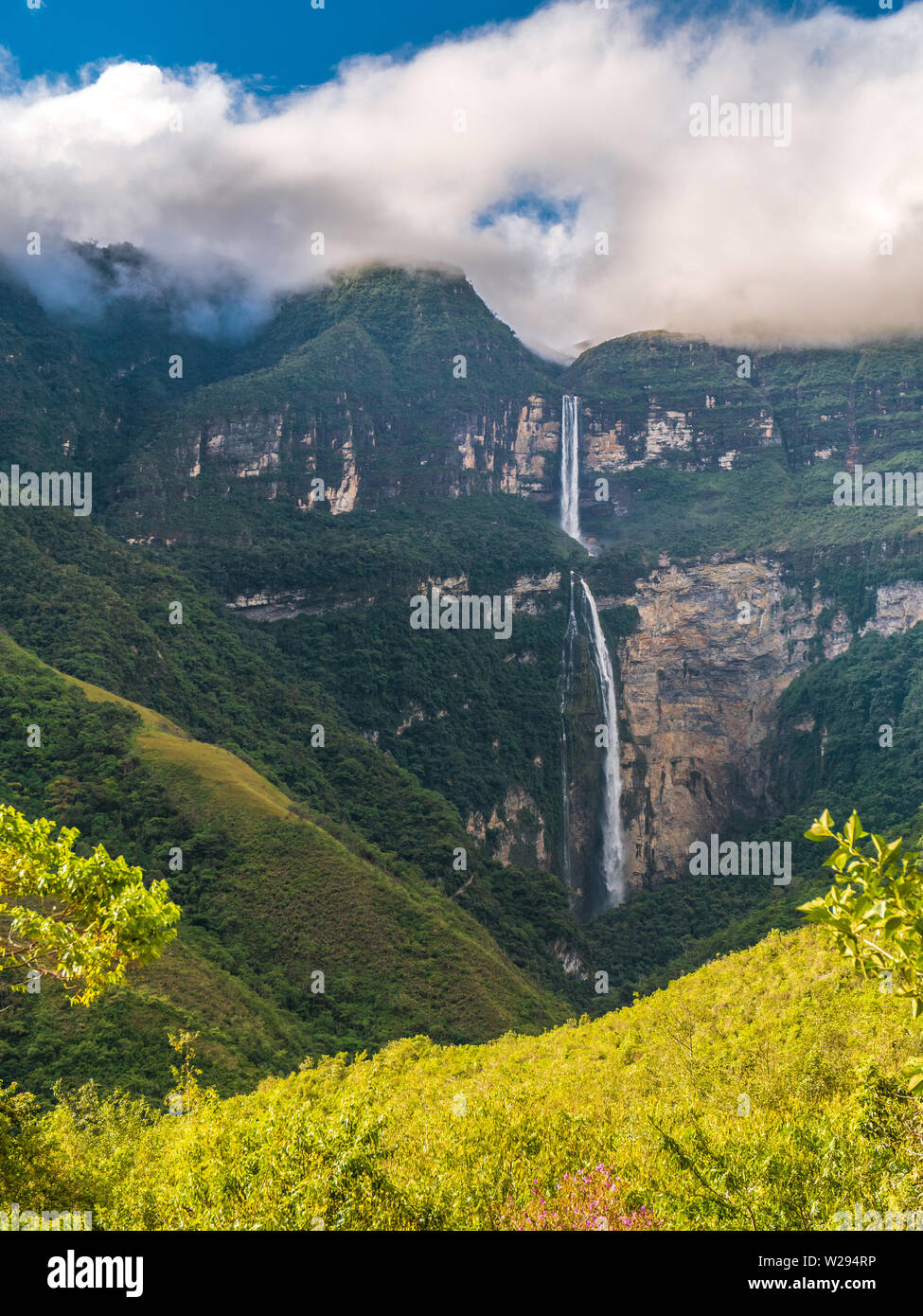 Highest waterfalls in the region hi-res stock photography and images ...