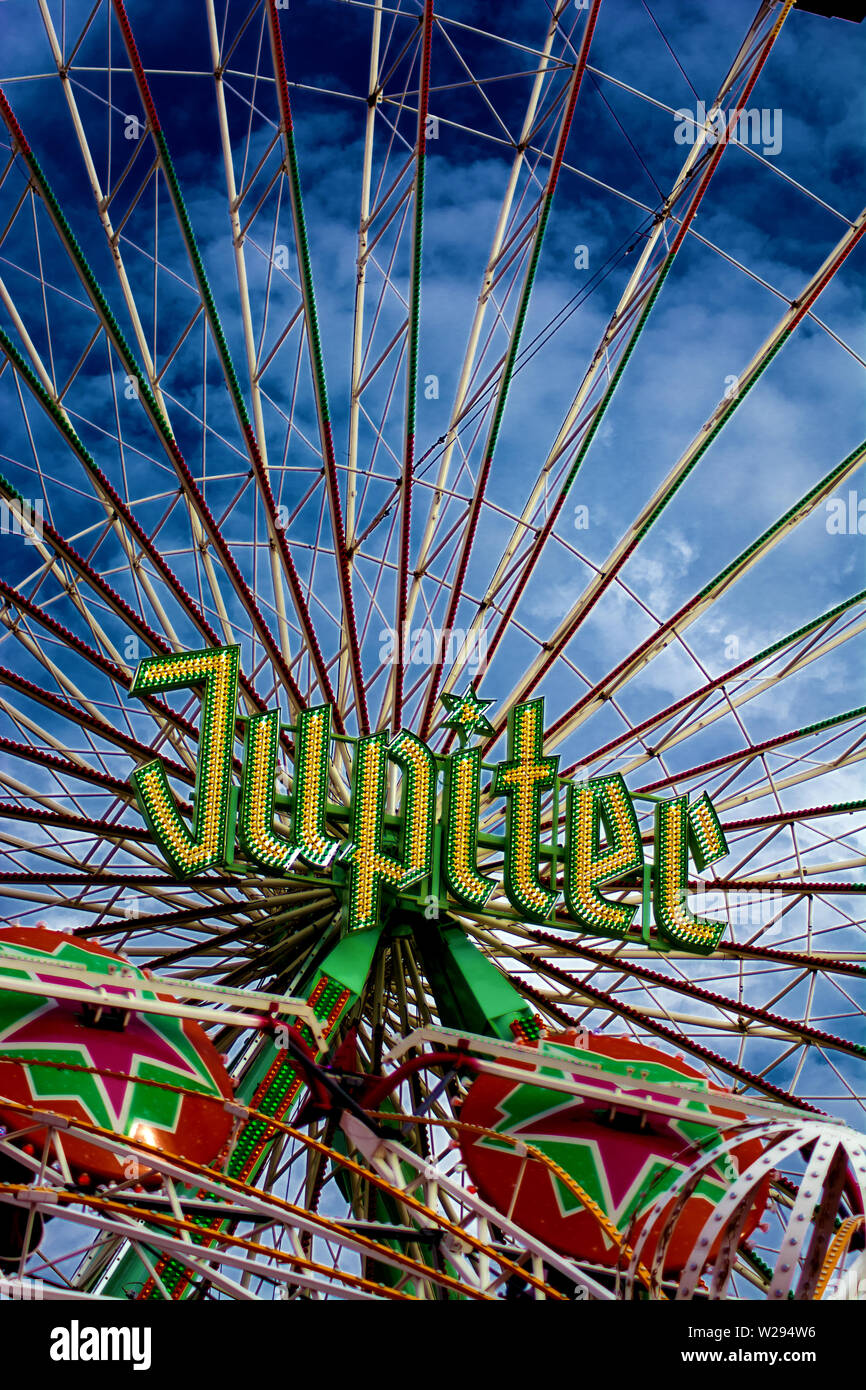 Concept funfair : Ferris wheel Stock Photo - Alamy