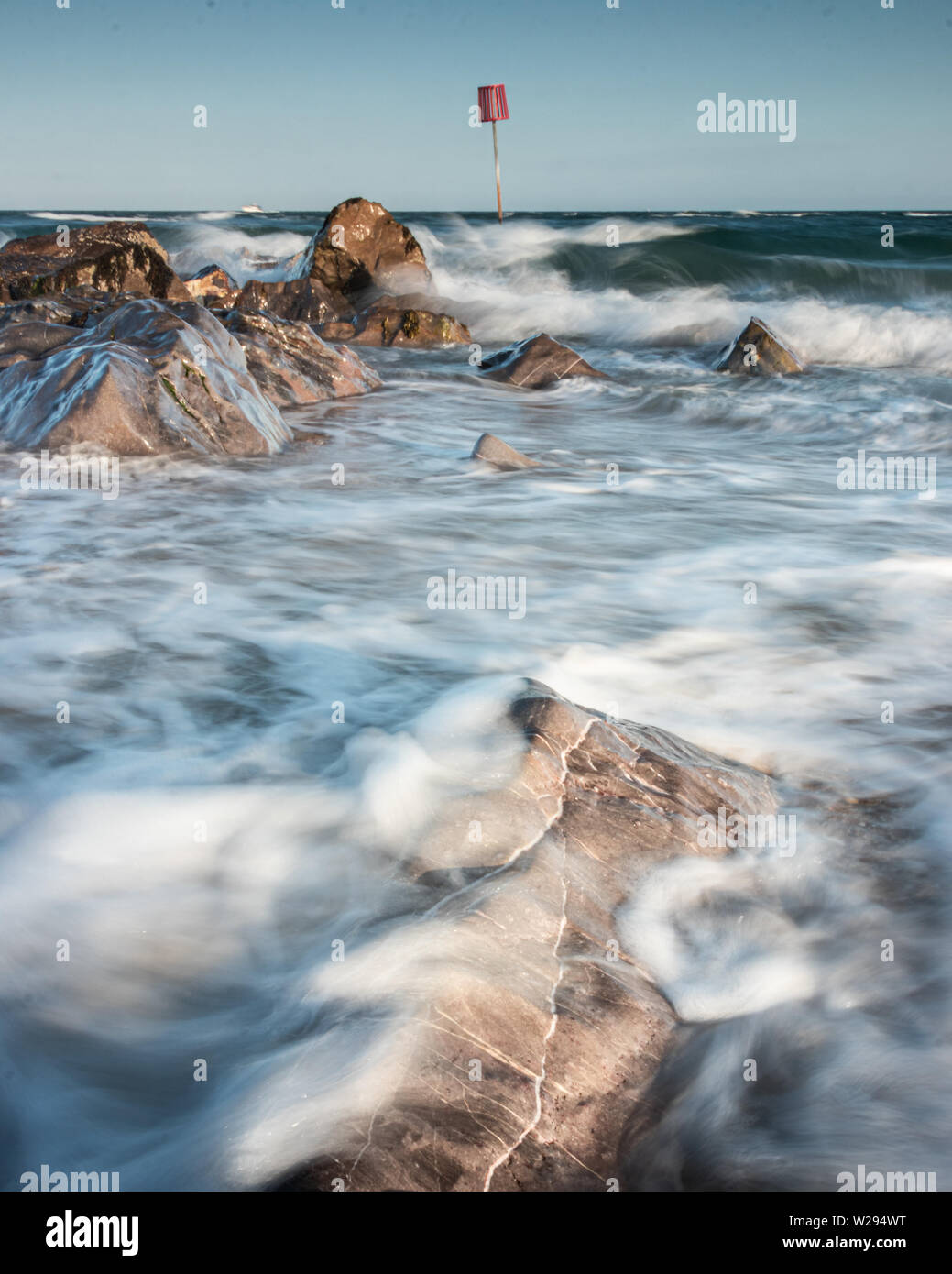 Waves crashing over rocks hi-res stock photography and images - Alamy