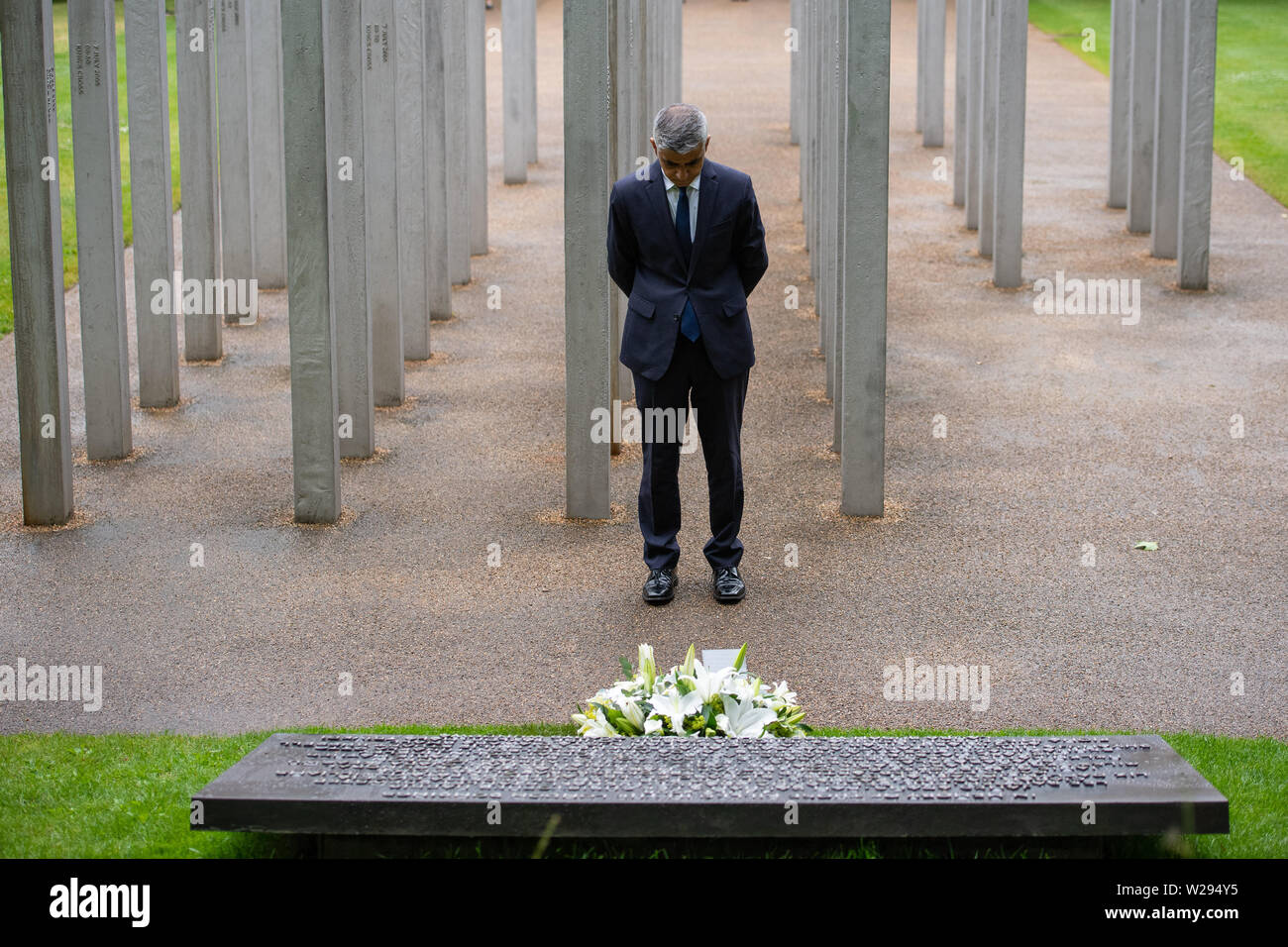 Wreath 7 7 memorial hi-res stock photography and images - Alamy