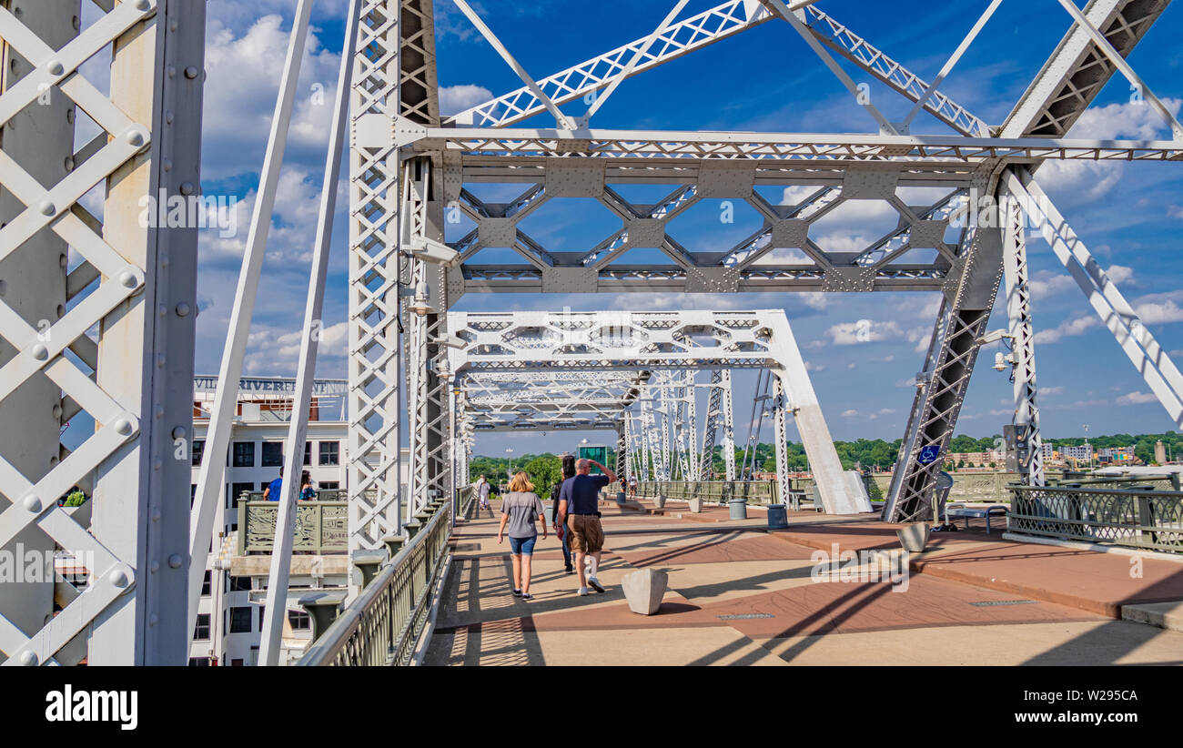 Popular pedestrian bridge over Cumberland River in Nashville ...