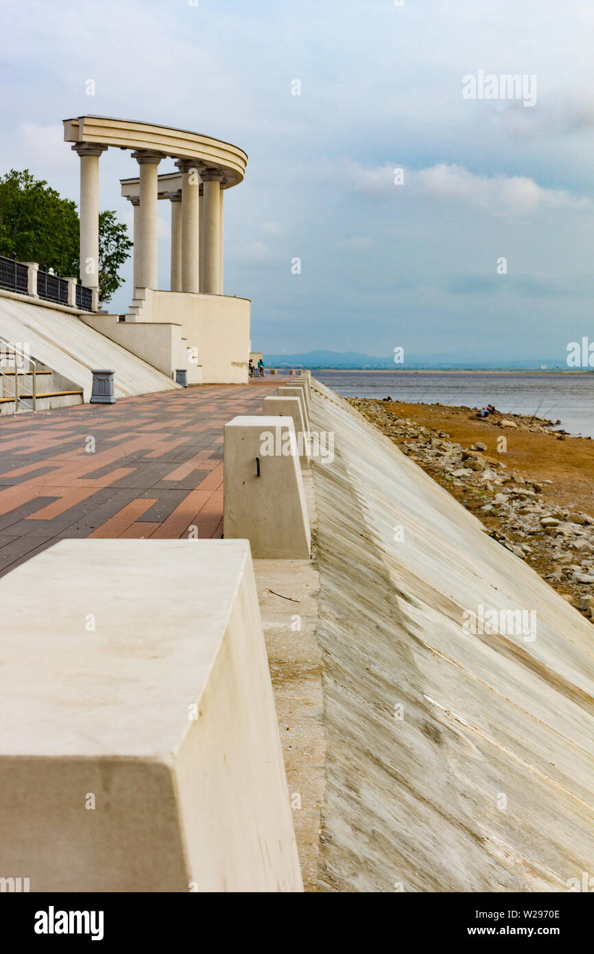 The spring Park is illuminated by the bright sun. View of a large and ...