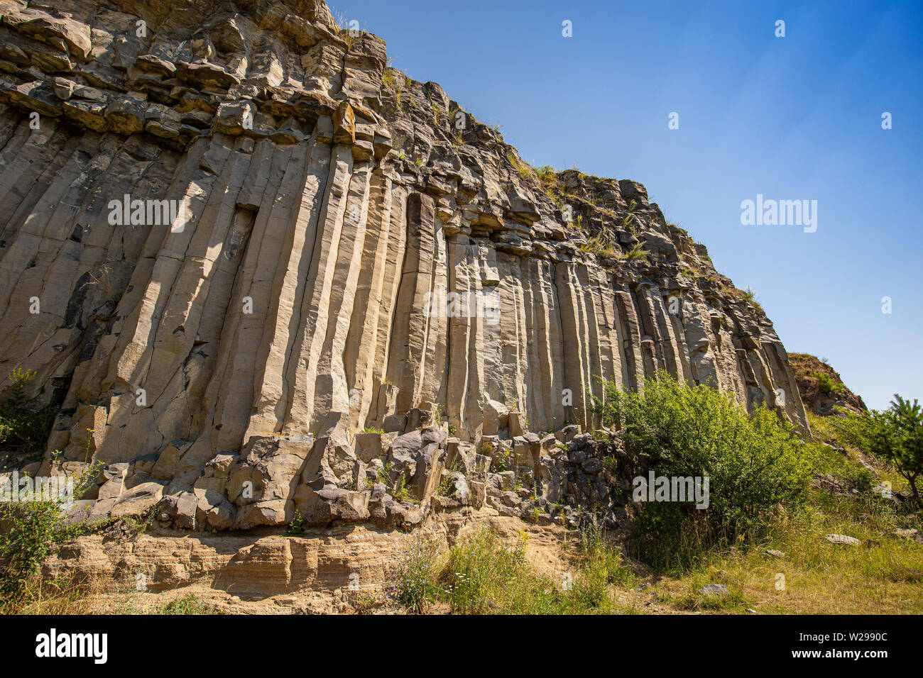 Grey columnar basalt, cooling of a thick lava flow Stock Photo - Alamy