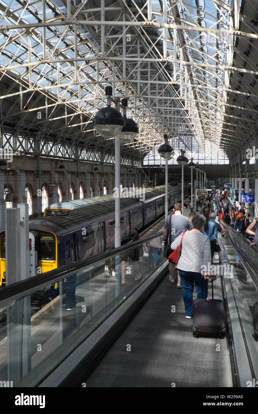 Manchester trains hi-res stock photography and images - Alamy