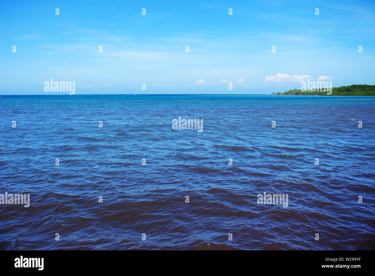 Horizon line between sea hi-res stock photography and images - Alamy