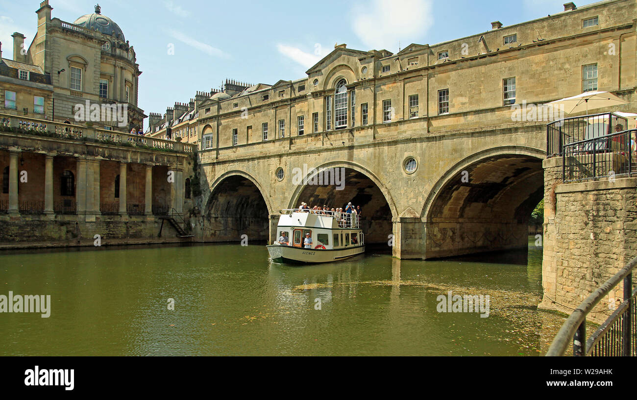 Crusing under the Pulteney Bridge Stock Photo - Alamy