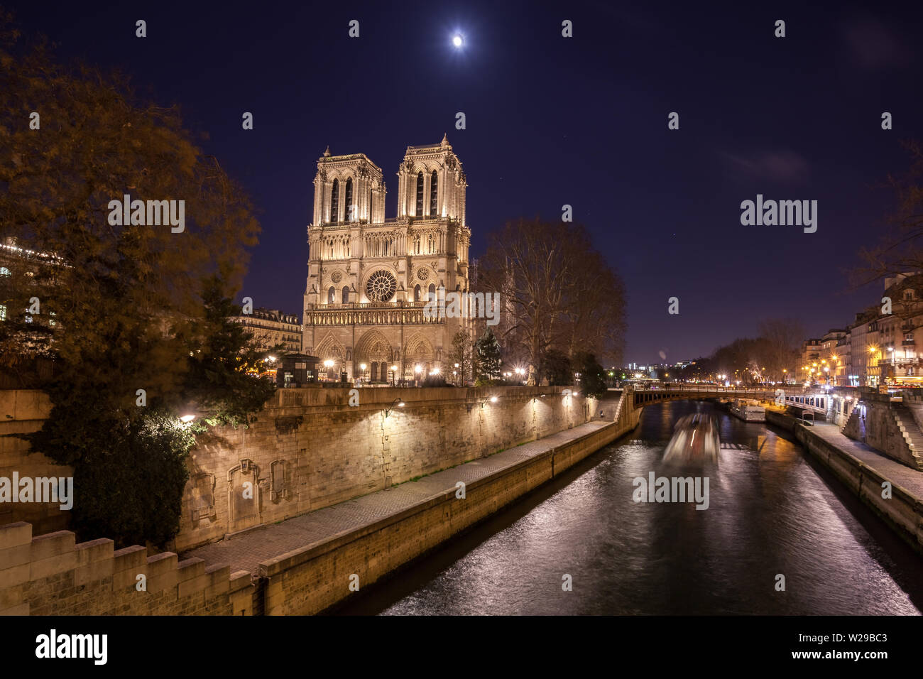 Notre dame paris night moon seine hi-res stock photography and images ...