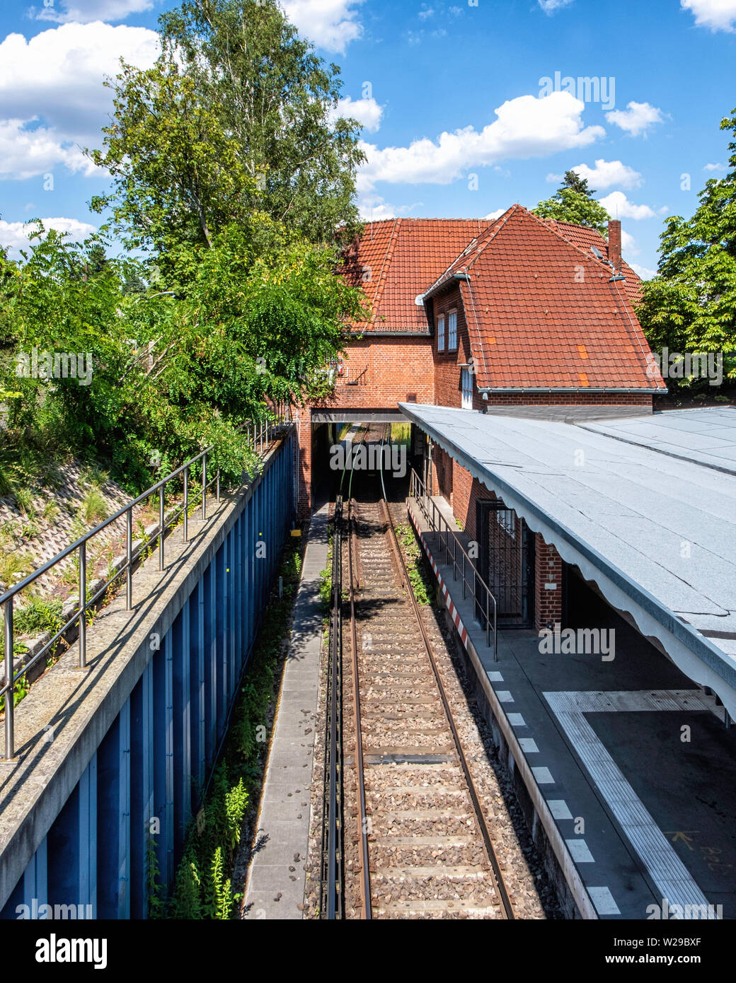 Serves u 3 line hi-res stock photography and images - Alamy