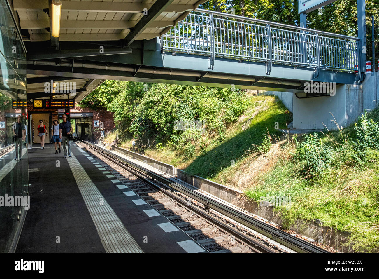 U3 platform hi-res stock photography and images - Alamy