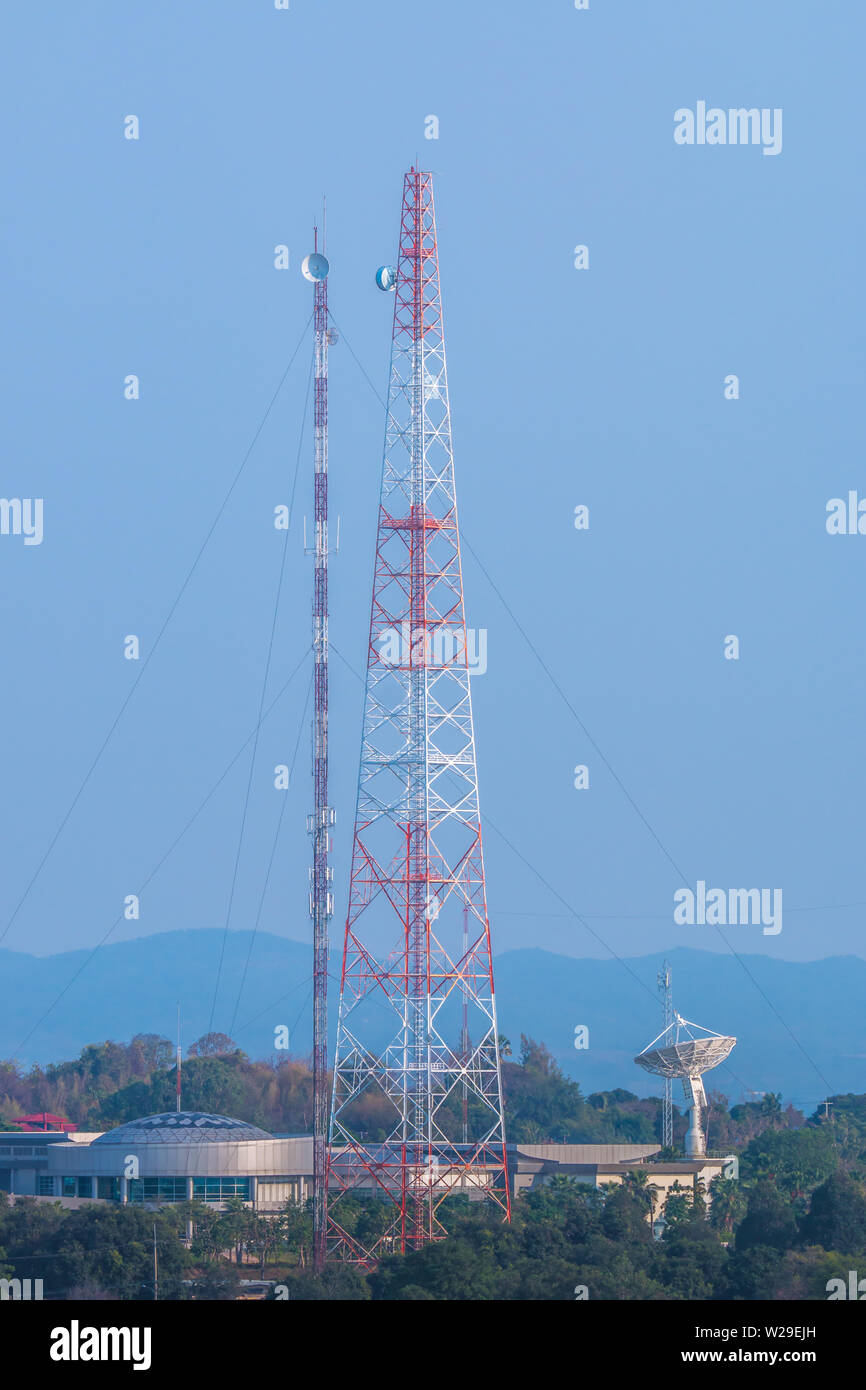 Big red white antenna tower hi-res stock photography and images - Alamy