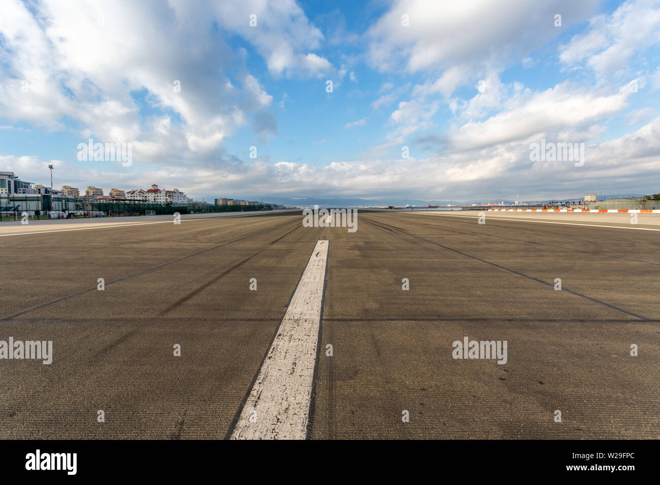 Desert airport runway hi-res stock photography and images - Alamy