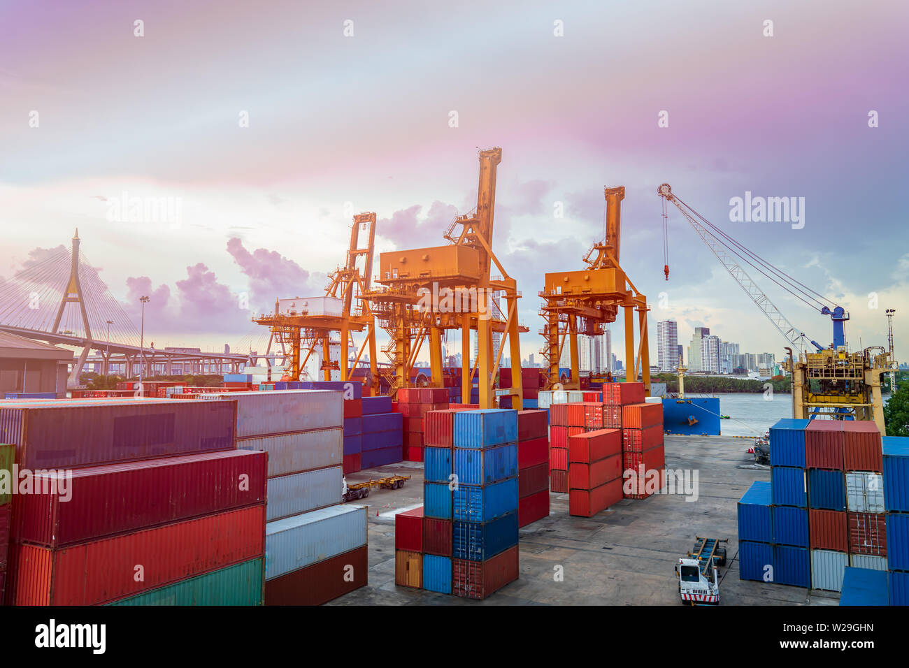 Logistic operators hi-res stock photography and images - Alamy