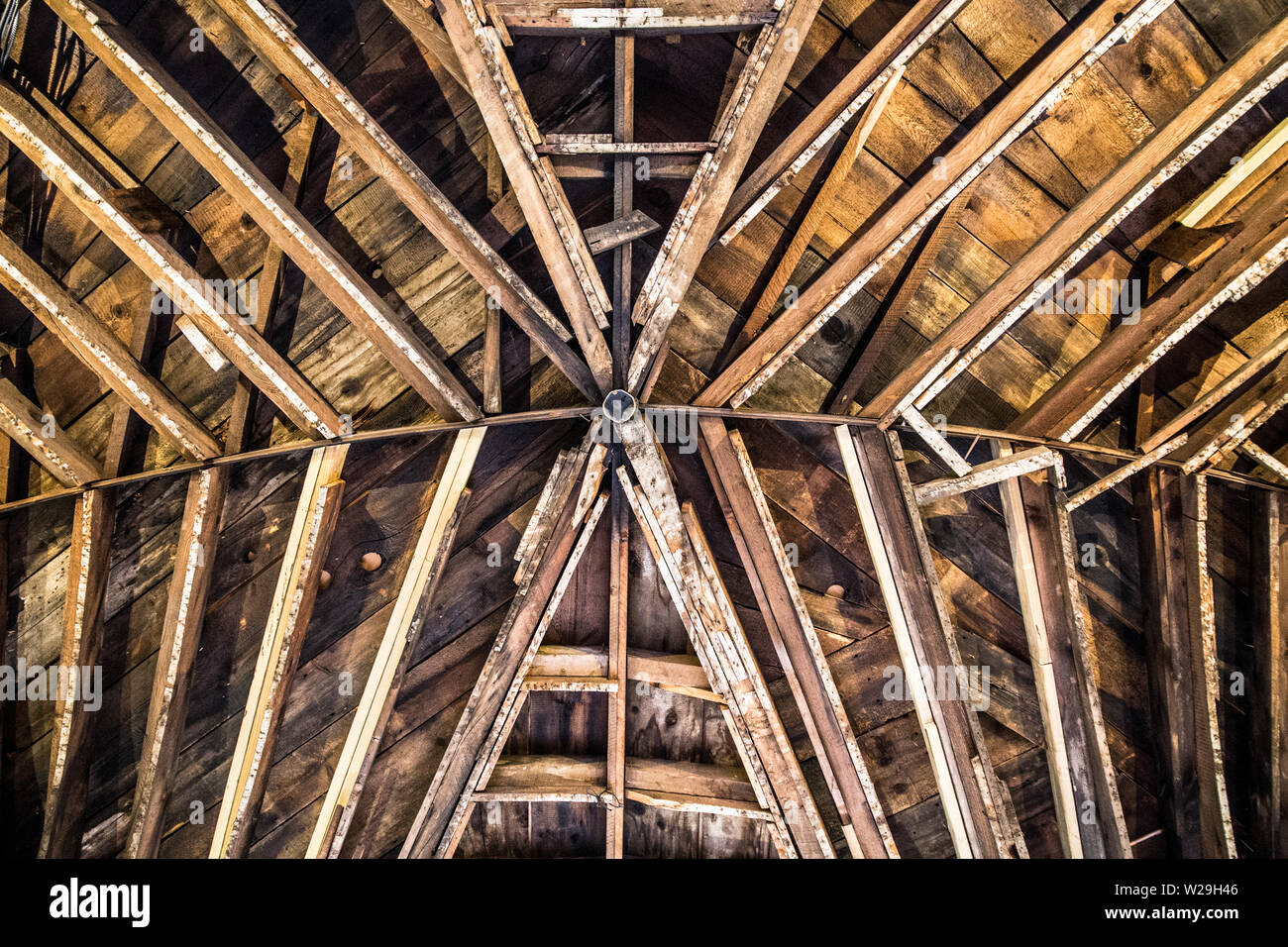 Wooden beam pattern on interior ceiling in rustic barn Stock Photo - Alamy