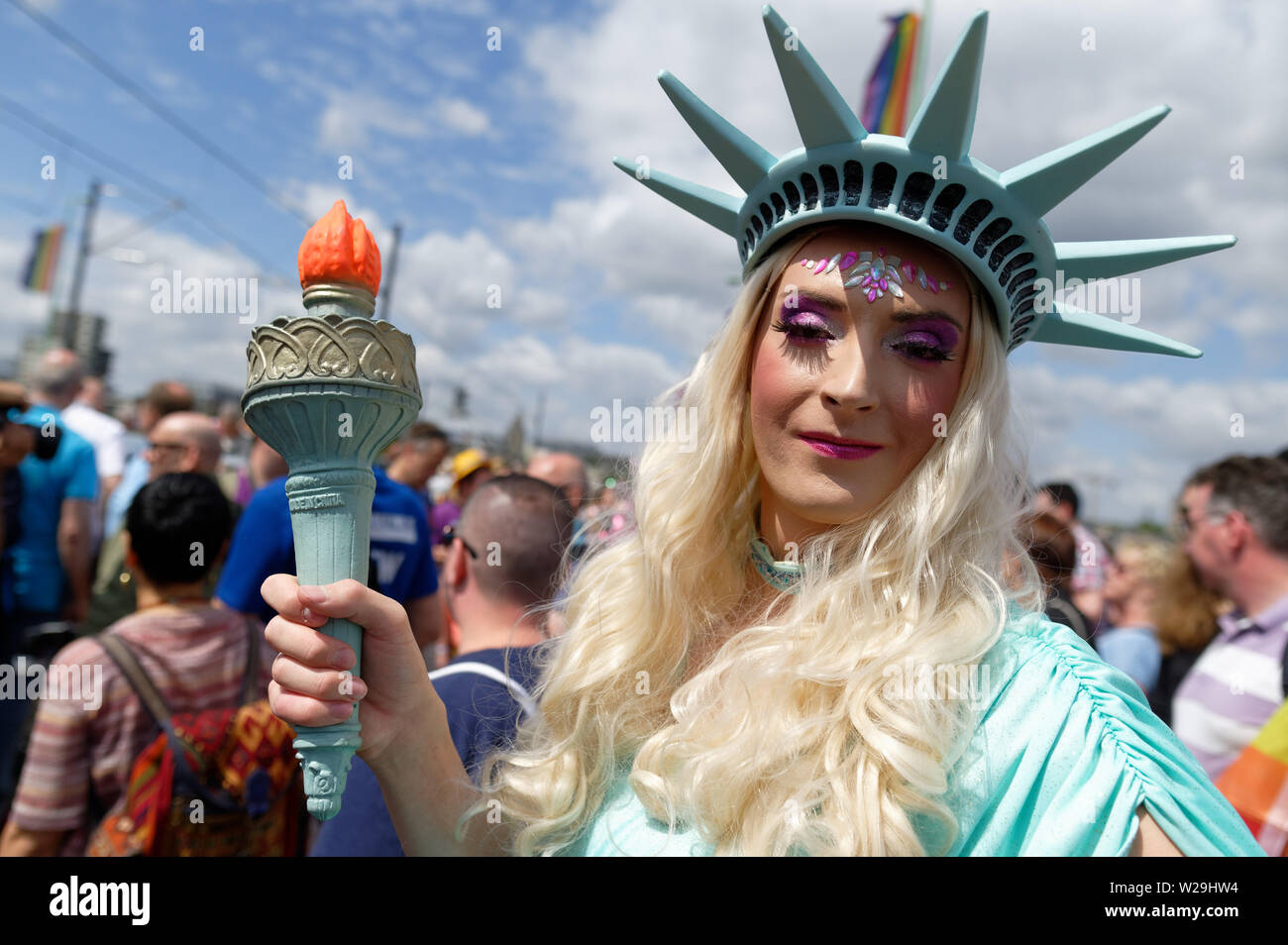 Cologne, Germany. 07th July, 2019. A participant disguised as a Statue ...