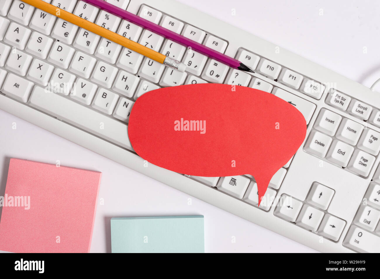 Empty copy space red note paper bubble above pc keyboard for text ...